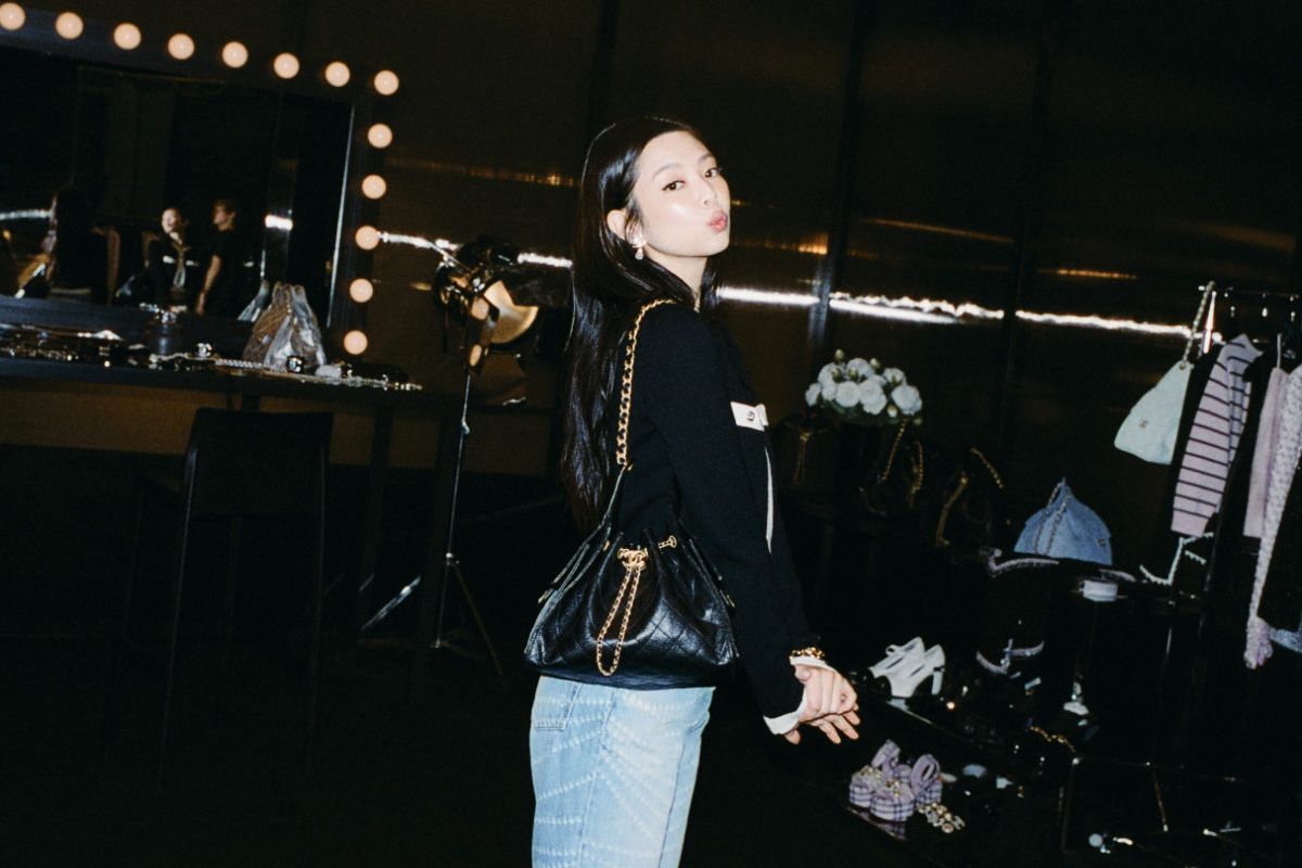 Jennie Joins Dua Lipa As The Face Of The CHANEL 25 Handbag Campaign - Luxferity Magazine