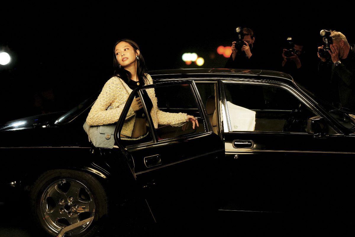 Jennie Joins Dua Lipa As The Face Of The CHANEL 25 Handbag Campaign - Luxferity Magazine