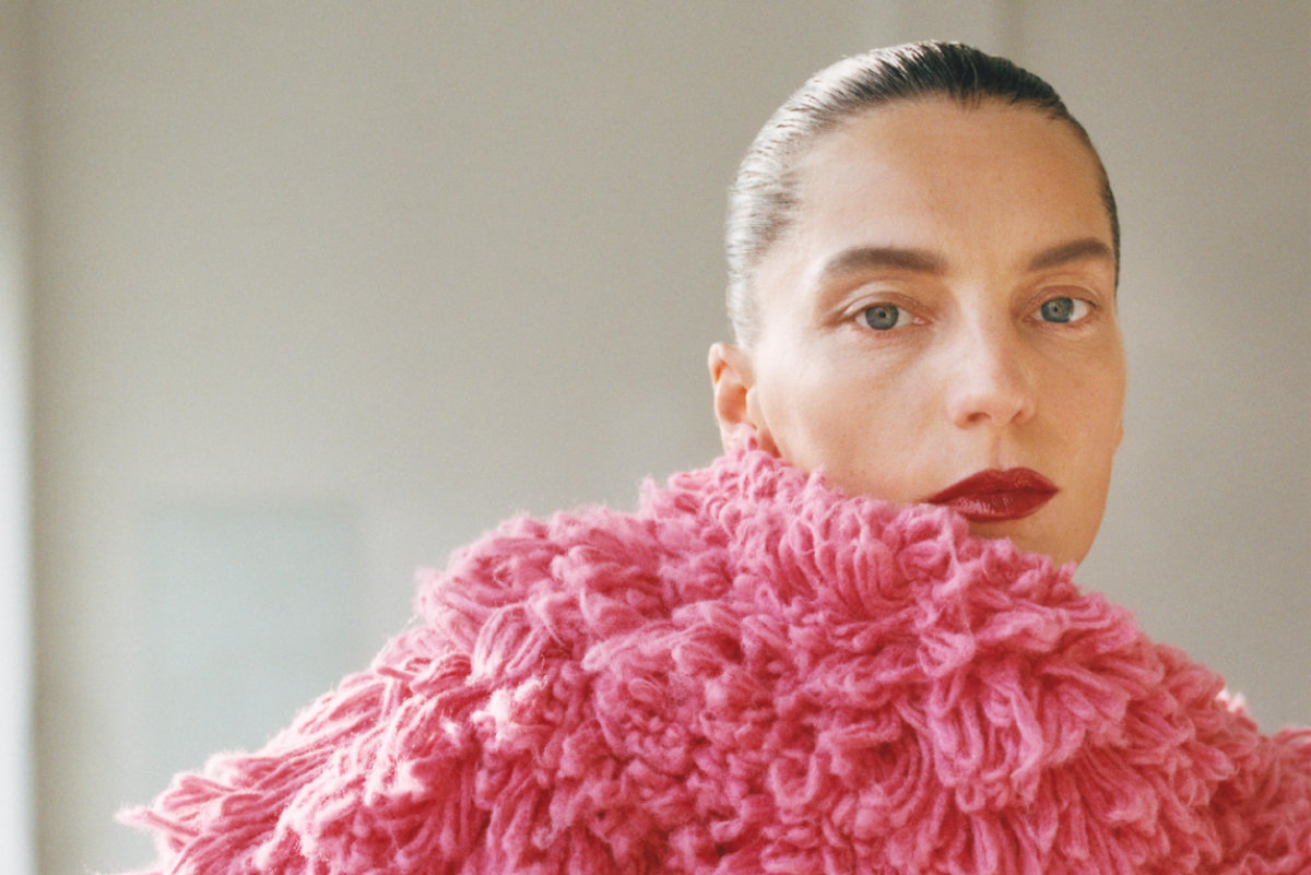 Alaïa: Alaïa Presents Its New Winter Spring 2025 Campaign - Luxferity